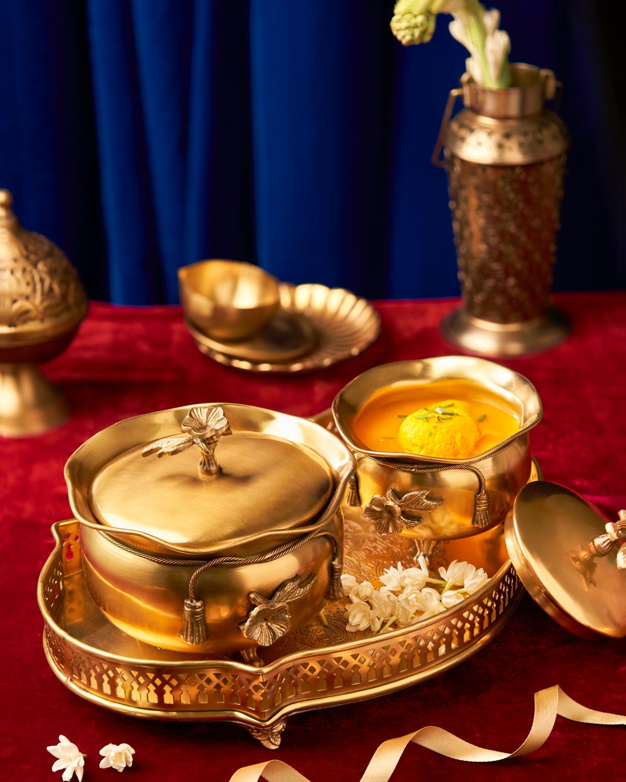 LUXURY GOLD PLATER WITH RASGULLA SWEETS HANDI